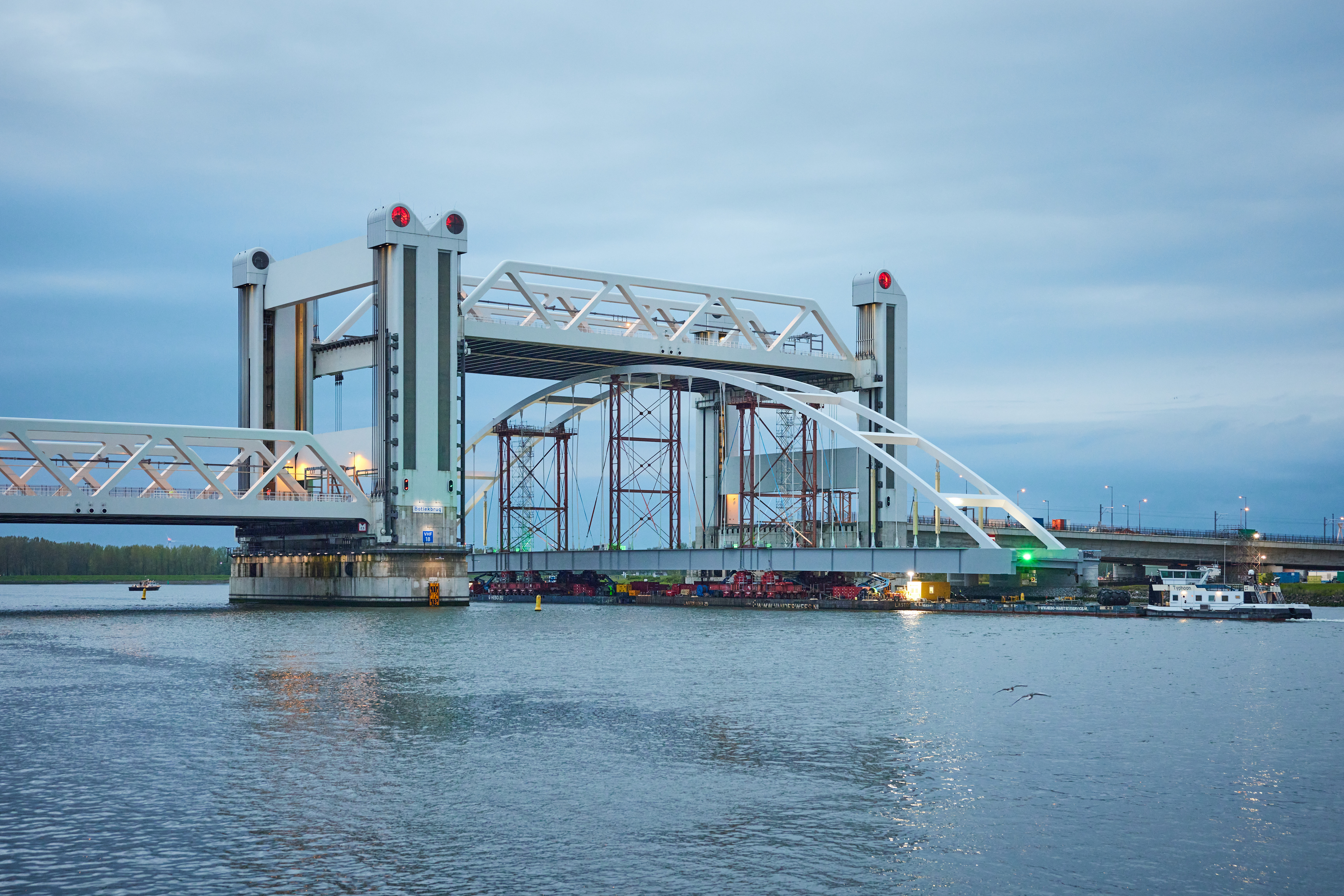Tijdelijke Suurhoffbrug vaart onder Botlekbrug door | ProRail