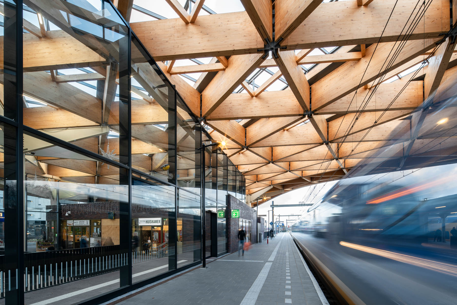 Vernieuwd station Assen is klaar: ‘Wat een eyecatcher!’ | ProRail