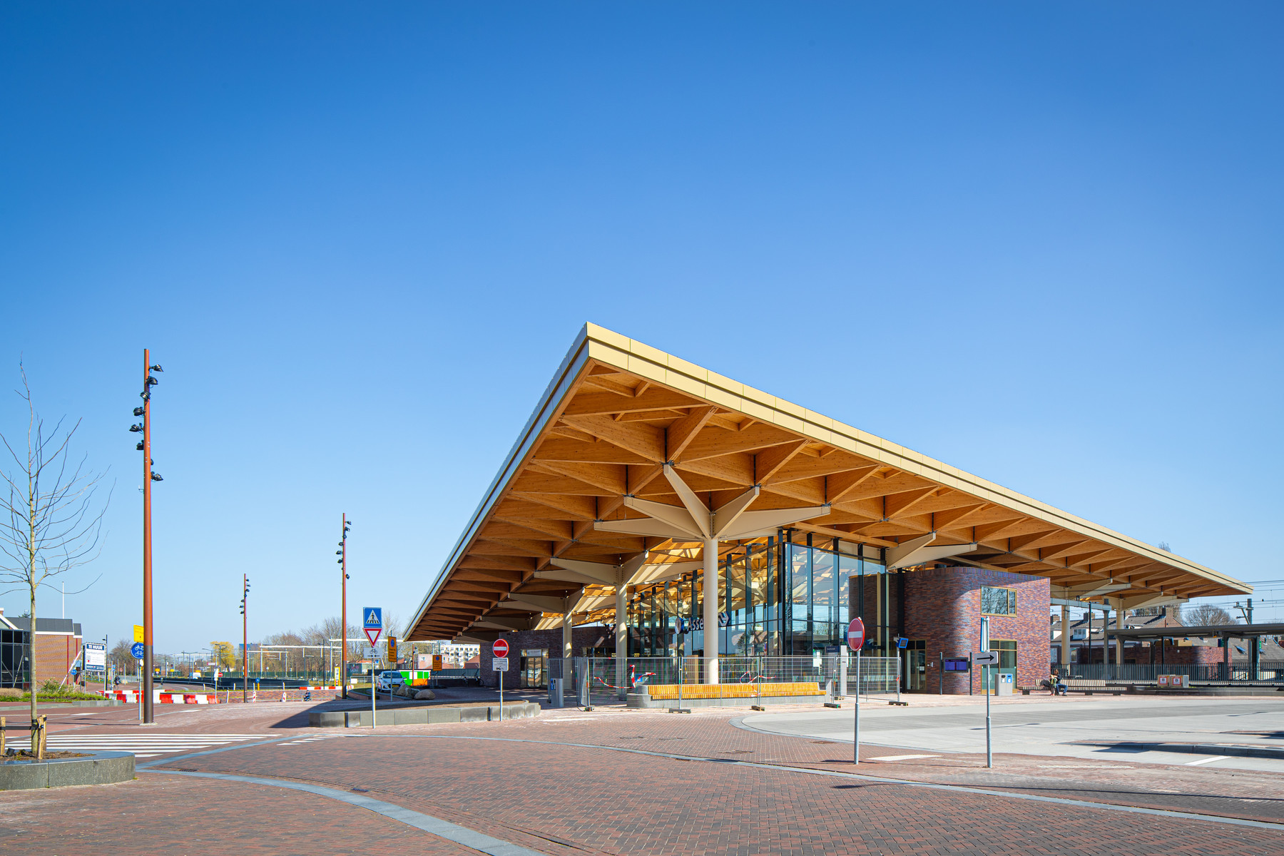 Stations Assen, Groningen en Leeuwarden: foto’s in voorjaarslicht | ProRail