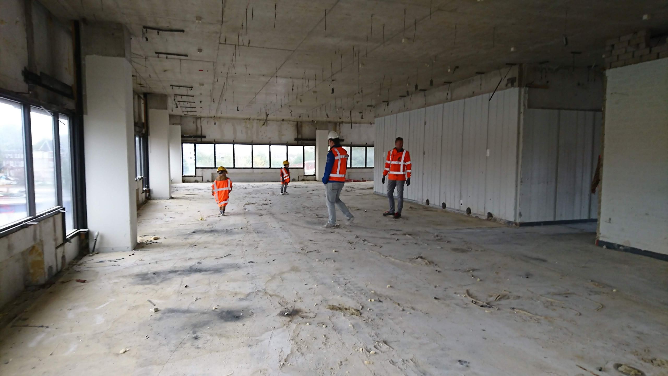 Demolition Day in PostNL-gebouw drukbezocht | ProRail