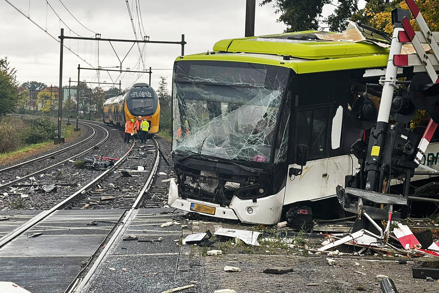 Trein in botsing met lege stadsbus | ProRail