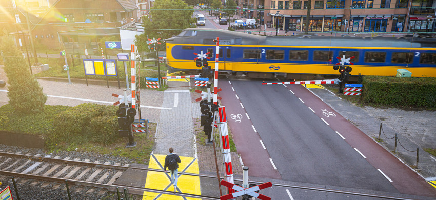 Gele vlakken op overweg Den Dolder | ProRail