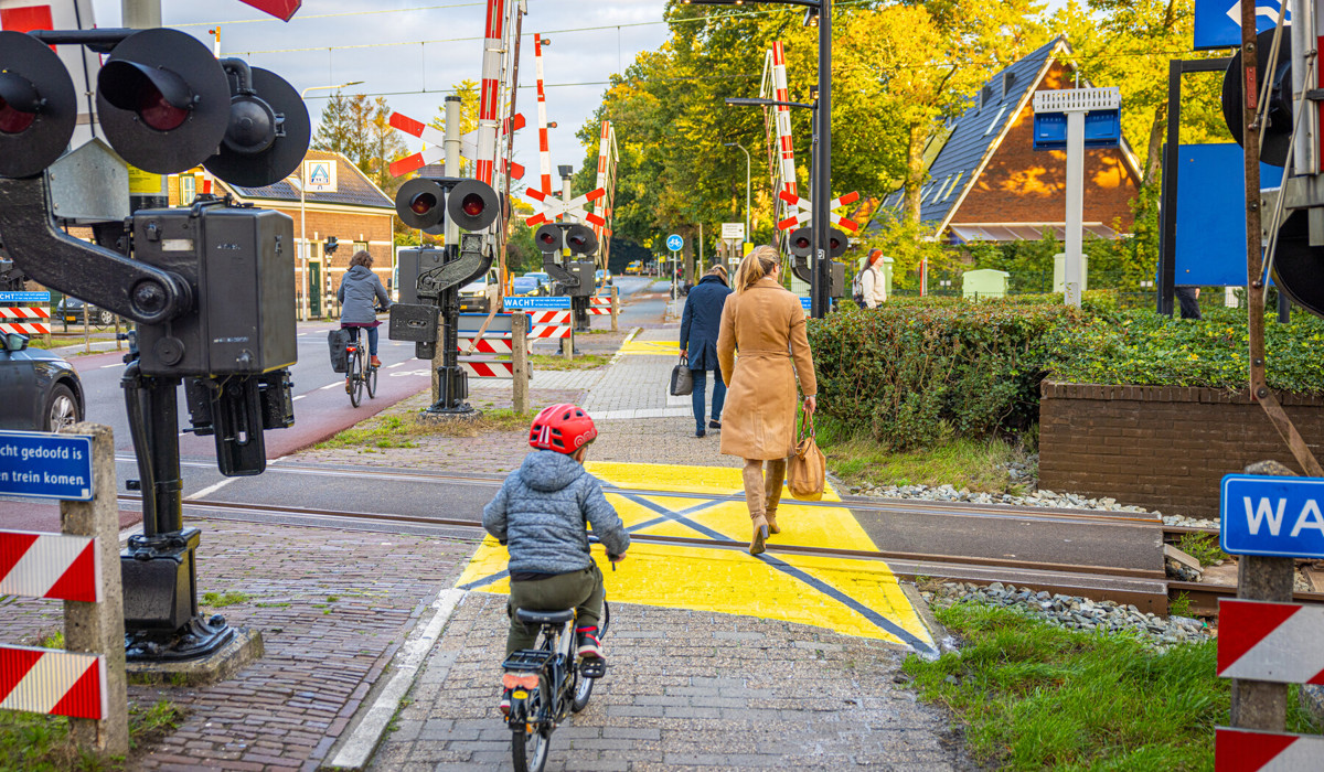 Gele vlakken op overweg Den Dolder | ProRail