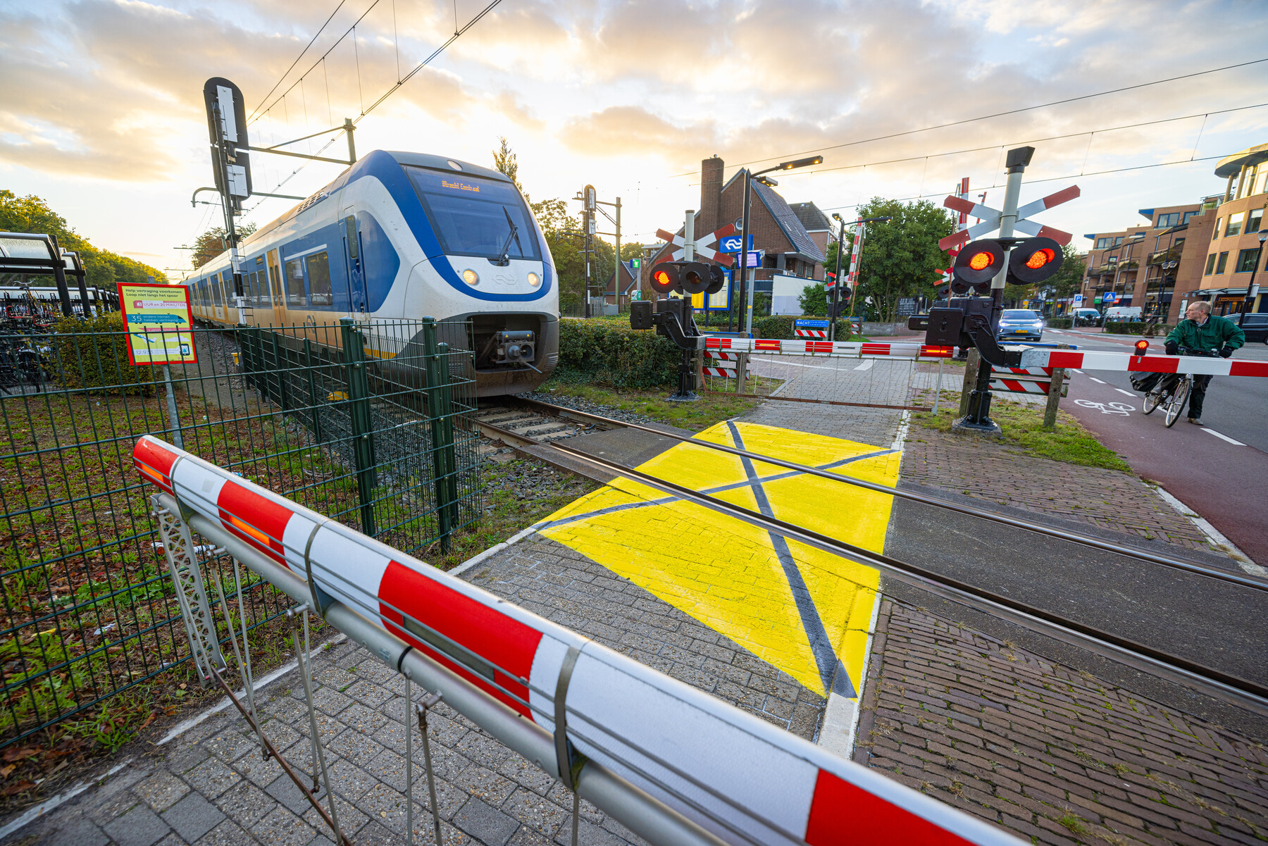 Gele vlakken op overweg Den Dolder | ProRail