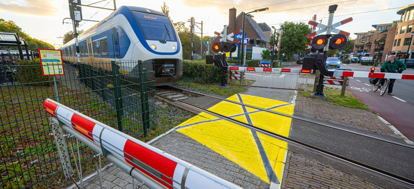 Gele vlakken op overweg Den Dolder | ProRail