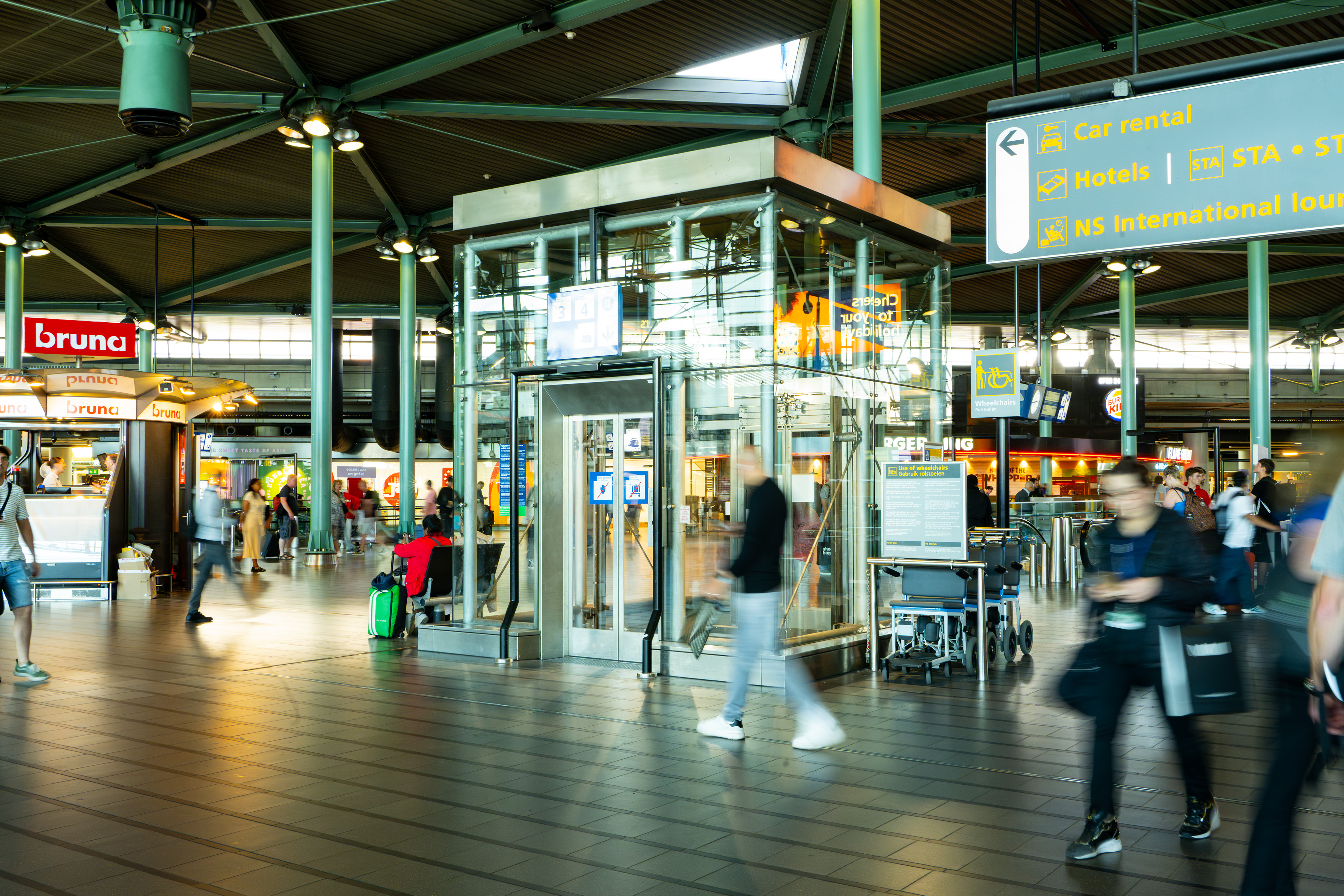 Nieuwe trappen, rolstrappen en liften op station Schiphol Airport | ProRail