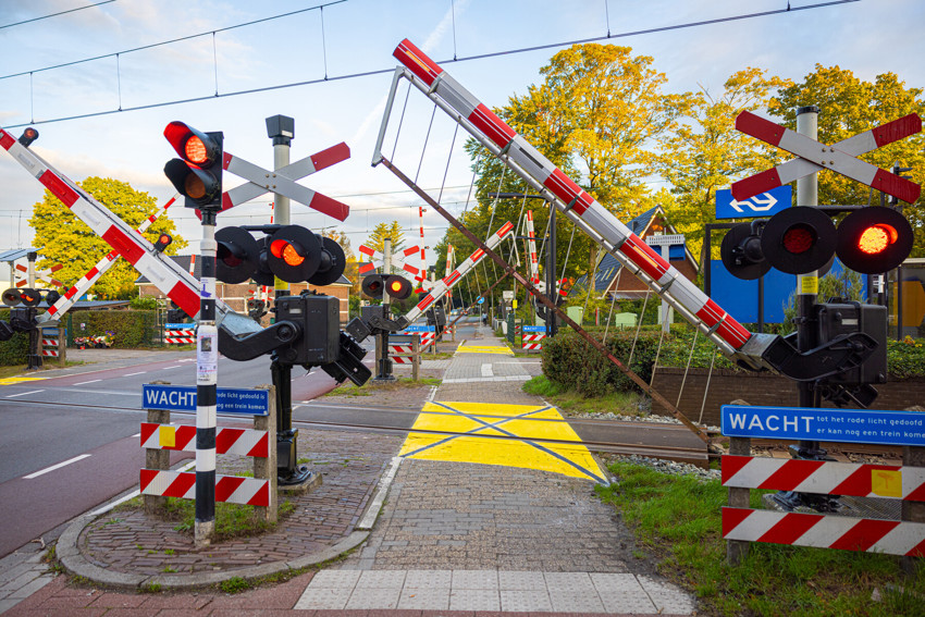 Gele vlakken op overweg Den Dolder | ProRail