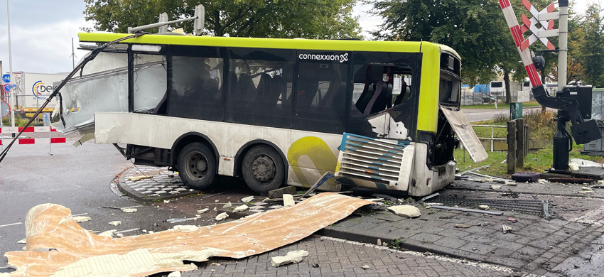 Trein in botsing met lege stadsbus | ProRail