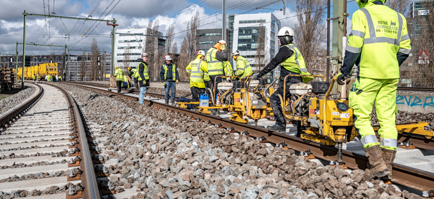 Foto's: duizenden nieuwe dwarsliggers in Amsterdam | ProRail