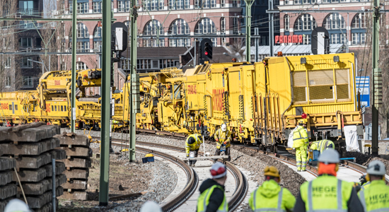 Foto's: duizenden nieuwe dwarsliggers in Amsterdam | ProRail